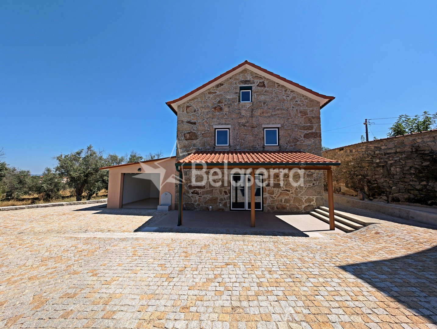 Moradia mobilada e equipada com logradouro em Paços da Serra ...